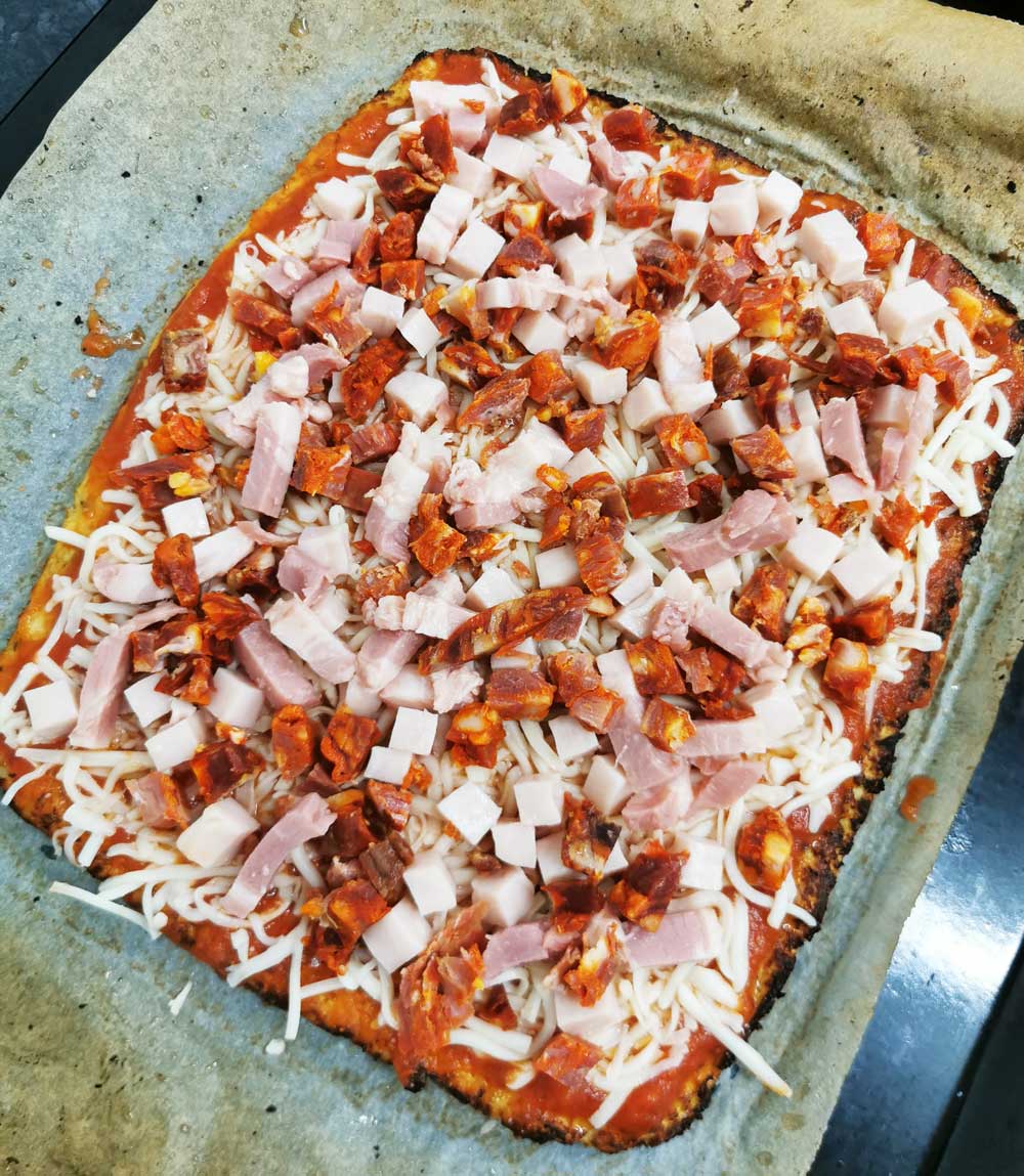 Pizza de coliflor - MadreatGirl - Receta fácil y sencilla 🍕